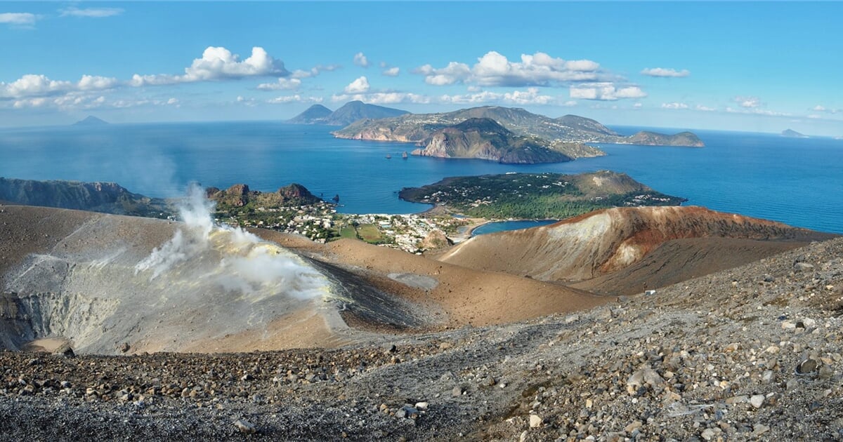 Itálie, Sicílie - Liparské ostrovy - Ostrov Vulcano - letecky - 2024/25 ...
